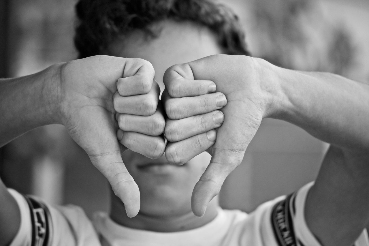 Definición de hostil. Persona hostil y espacios que generan hostilidad